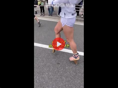 풀코스 마라톤 나막신 신고 뛰는 남자 Mp4 유머 움짤 이슈 에펨코리아