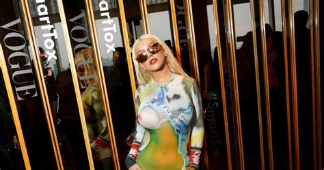 Barely Recognized Christina Aguilera Sexy In Corset And New Hair