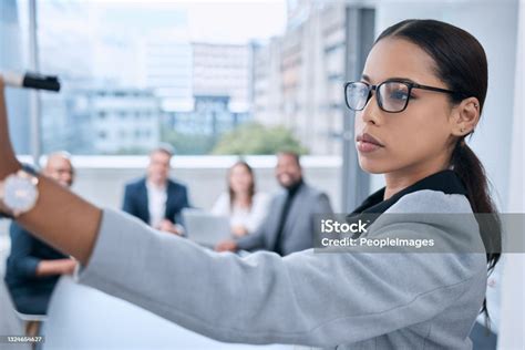 사무실에서 프리젠 테이션 하는 동안 화이트 보드를 사용 하 여 젊은 사업가의 샷 20 24세에 대한 스톡 사진 및 기타 이미지 20 24세 20 29세 25 29세