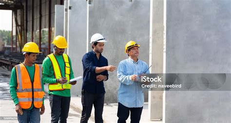 조립식 콘크리트 공장 중공업에서 일하는 전문 기계 엔지니어 팀 및 건설 노동자 제품 품질 검사 화합과 팀웍 개념 20 24세에