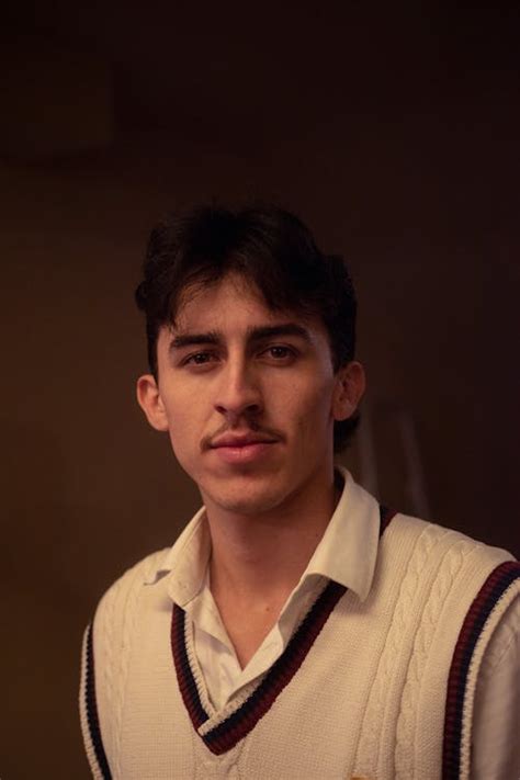 갈색 머리 고전적인 스타일 난색 낡은 돈 남성 남성 모델 남성 미용 남성 초상 남아메리카 도시 스타일 독특한 모양 따뜻한 음색 매우 복잡한 모델