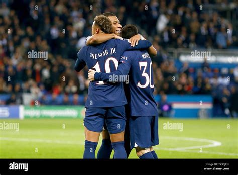 Kylian Mbappe Lionel Messi Fotos Und Bildmaterial In Hoher Auflösung