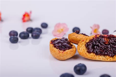 블루베리 잼을 곁들인 바삭한 토스트와 흰색 배경에 병 질감과 신선하고 생생한 색상을 포착하는 클로즈업 0명에 대한 스톡 사진 및 기타 이미지 Istock