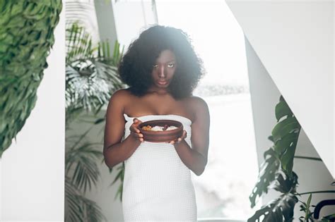 스파 살롱에서 시간을 보내는 예쁜 아프리카 계 미국인 여성 25 29세에 대한 스톡 사진 및 기타 이미지 25 29세 Mental Wellbeing 균형 Istock