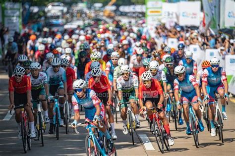 第十四届环海南岛国际公路自行车赛琼海启幕 人民图片网