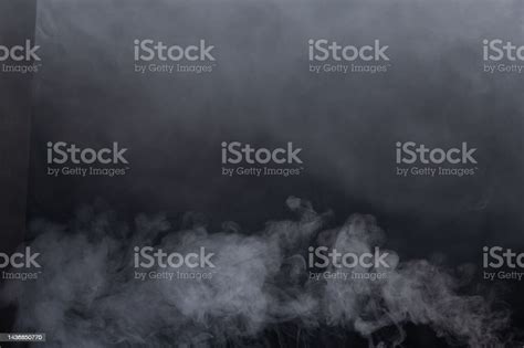 검은 배경에 흰 연기와 안개가 짙은 푹신한 퍼프 추상적인 연기 구름 초점이 흐려진 움직임 공기 중에 펄럭이는 기계 드라이 아이스