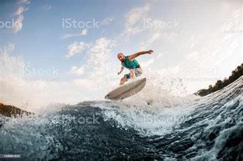 남자 웨이크 서퍼는 강 파도 아래로 웨이크 보드에 점프 웨이크 서핑 훈련에 남성 선수 경외감에 대한 스톡 사진 및 기타 이미지