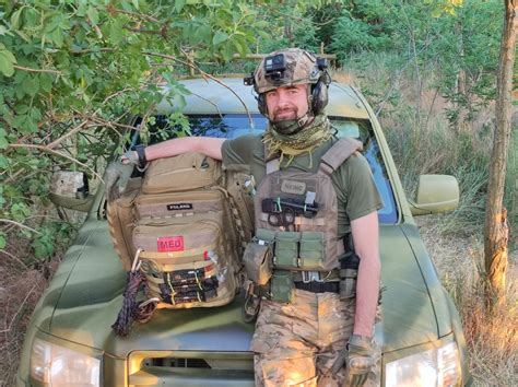 Спочатку я приїхав побачити нацистів Як польський парамедик Дуда у відпустку рятує