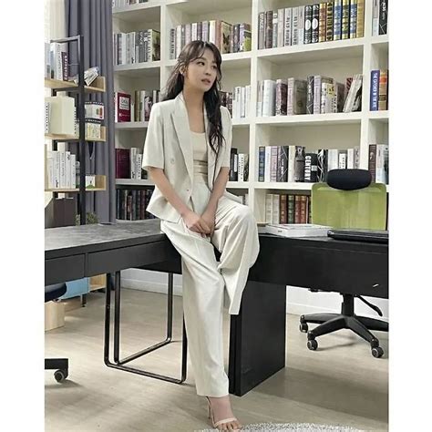 출장차 한국에 왔다가 친언니의 제안으로 모델이 된 여배우의 미니멀 패션 패션연구소