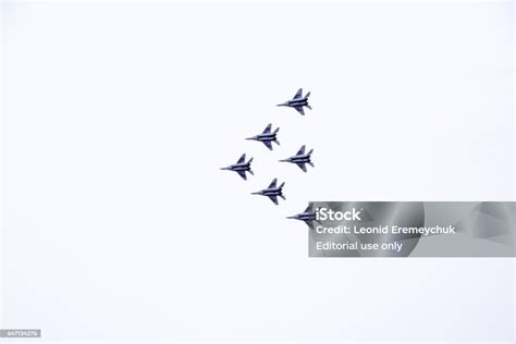 크라스노다르 공항 비행 학교 위에 하늘에 어 쇼 에어쇼 조국의 수비수의 명예에서 하늘에서 미그 29 2017년에 대한 스톡 사진