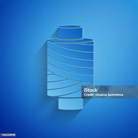 파란색 배경에 격리 된 스풀 아이콘에 종이 컷 바느질 스레드 원사 스풀 스레드 보빈 종이 아트 스타일입니다 벡터 일러스트레이션 공예에 대한 스톡 벡터 아트 및 기타 이미지