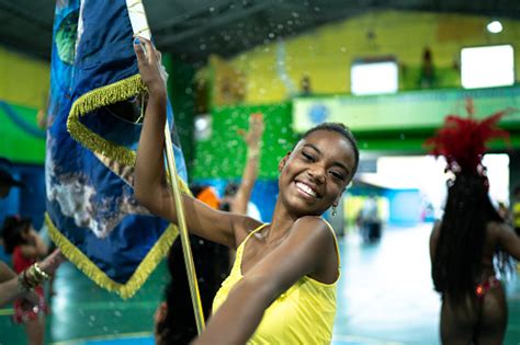 학교 카니발에서 브라질 카니발을 축하하고 춤추는 젊은 여성 16 17 살에 대한 스톡 사진 및 기타 이미지 16 17 살