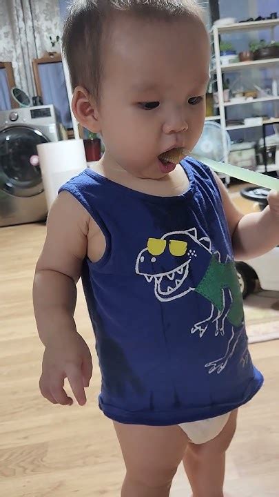 새치솔을 뜯어 달라고 떼를써서 줬더니 열심히 치카 치카하는 혁이 결국 세면대에 가서 입닦고 마무리를~다~하고 나서야 칫솔을