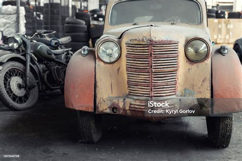 녹슨 많은 버려진 골동품 오래된 자동차와 오토바이실내 폐차장 공장 창고 클래식 빈티지 복고풍 차량 세부 차고 워크샵 복원 리노베이션 스테이션 고풍스런에 대한 스톡 사진 및