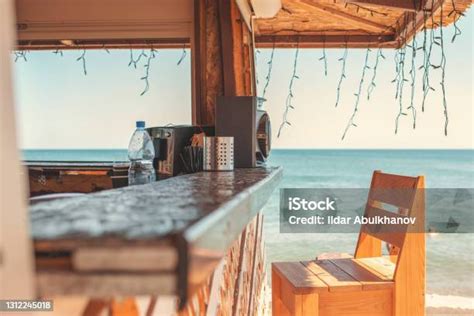 써니 해변과 바다의 배경에 빈 바 카운터와 빈 의자 휴가 및 여름 해변에 대한 스톡 사진 및 기타 이미지 해변 바 카운터 바 Istock