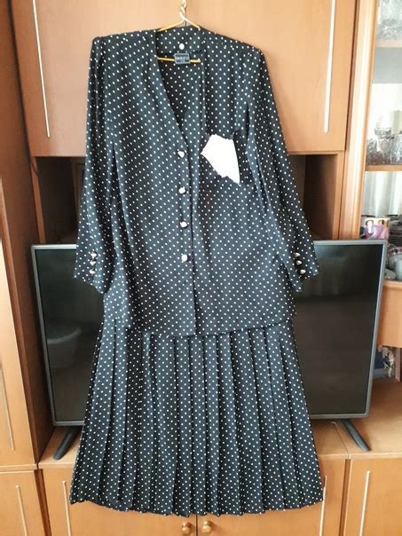 юбка в склатку от бедер черное в белый горошек импортортное пояс у юбки86 грудь у кофты112 плечи