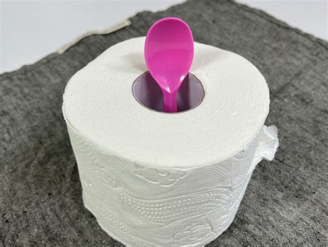 두루말이 휴지에 숟가락을 꽂아보세요 가족 모두가 놀라게 됩니다 텐꿀팁 두루말이 휴지에 숟가락을 꽂아보세요 가족 모두가 놀라게 됩니다 텐꿀팁