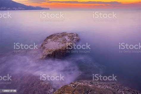 일몰 또는 일출 하늘 풍경 배경에 바위와 극적인 하늘 바다 풍경의 긴 노출 이미지 놀라운 빛 자연 풍경 바다 풍경 0명에 대한