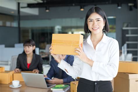 온라인 비즈니스 중소 기업 배달 프로젝트 성공적인 온라인 사업 또는 중소 기업 개념 여자에 대 한 영의 소유자 여자 시작 함께