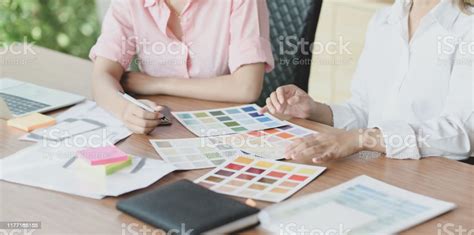 랩톱 컴퓨터에 입력하는 동안 다가오는 스마트 폰 템플릿에서 작업하는 성공적인 Ui 웹 디자이너 팀 개념에 대한 스톡 사진 및