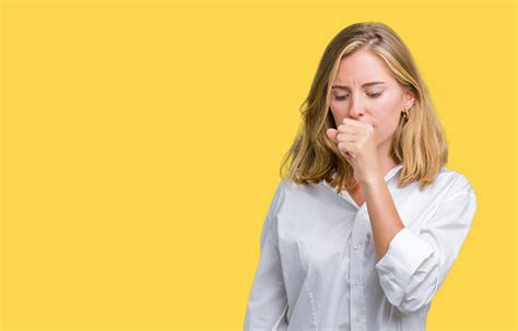 기분이 불쾌 하 고 감기 나 기관지염에 대 한 증상으로 기침 하는 고립 된 배경 위에 아름 다운 젊은 비즈니스 여자 의료