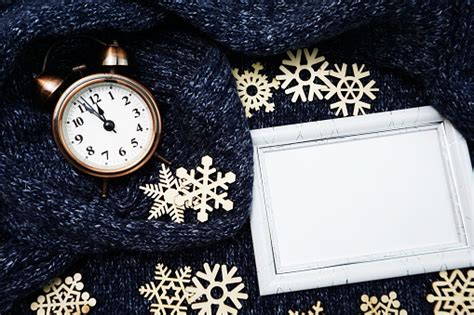 알람 시계와 눈 조각 겨울 개념 배경 공간 복사 사진 프레임을 조롱 12월에 대한 스톡 사진 및 기타 이미지 12월 1월 겨울 Istock