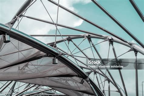 푸른 하늘 아래 메쉬와 케이블이 있는 금속 구조물로 추상적인 현대 건축 디자인을 형성합니다 0명에 대한 스톡 사진 및 기타 이미지 Istock