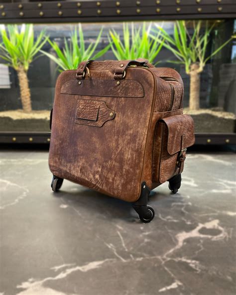 چمدان چرخدار خلبانی مدل آرباس دو جیب تمام چرم Le چرم آسو