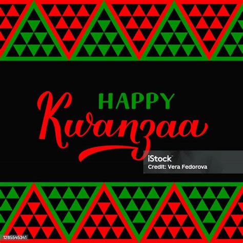 해피 관자 서예 손 장식 배경에 고립 된 문자 아프리카 계 미국인 휴가 인사말 카드 타이포그래피 포스터 배너 엽서 전단지 등을 위한 벡터 템플릿 Kwanzaa에 대한 스톡