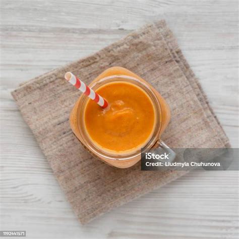 흰색 나무 테이블에 유리 항아리에 수제 호박 스무디 평면 누워 오버 헤드 위에서 클로즈업 0명에 대한 스톡 사진 및 기타 이미지 Istock