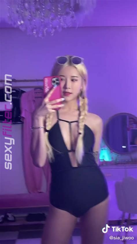 Sexy Sia Jiwoo In Black Swimsuit