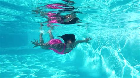 330 Niña Pequeña Rosa En Traje De Baño En La Piscina Vídeos De Stock Y