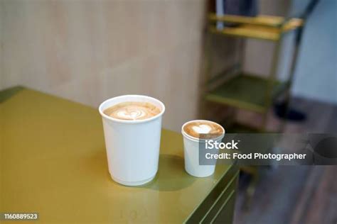 핫 피콜로 라떼와 플랫 화이트 테이블과 카피 공간에 우유와 아름다운 하트 패턴 라떼 아트와 커피테이크 아웃 컵 열 개념에 대한 스톡 사진 및 기타 이미지 Istock