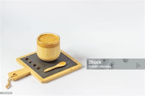 차가운 달고나 커피 흰색 배경에 유리 컵에 인스턴트 커피 설탕 우유로 만든 트렌드 한국 음료 텍스트의 공간을 복사합니다 0명에 대한 스톡 사진 및 기타 이미지 Istock