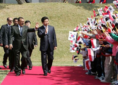 [노무현사료관] [공식환영식에서 어린이들에게 손을 흔드는 살레 예멘 대통령과 노무현 대통령]