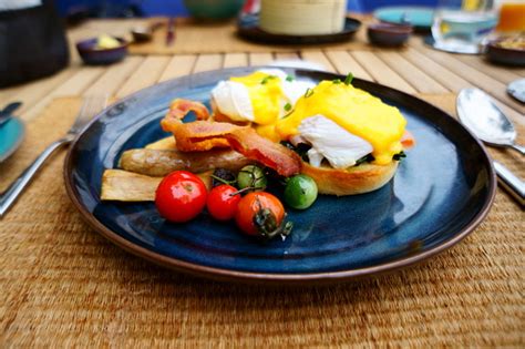 달걀 베네딕트 와 훈제 연어 에 A 블루 컬러 요리 아침 식사 001 0명에 대한 스톡 사진 및 기타 이미지 0명 건강한 식생활 계란 노른자 Istock