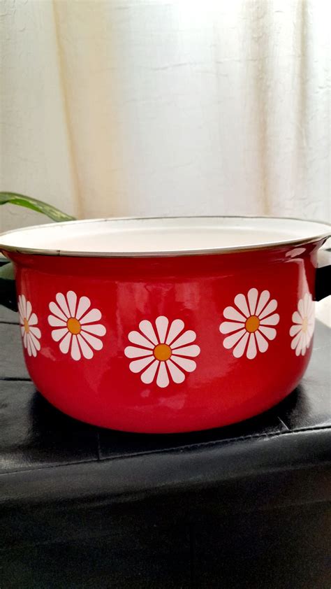 Емайлирана тенджера в червено гр Шумен Добруджански • Olx Bg