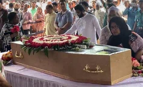 শ্রদ্ধা জানানোর জন্য শহীদ মিনারে ডা জাফরুল্লাহর মরদেহ