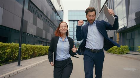 행복 사업가 동료 도시 사무실 자유 와우 반응 성취 승리 승리 성공 기쁨 재미 점프 행복과 함께 고함 백인 행복 사업가 사업가 승리 2명에 대한 스톡 사진 및 기타 이미지