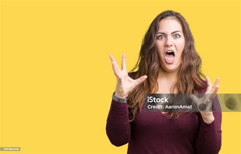 아름 답 고 격리 된 배경 미친 미친 소리 고 적극적인 식와 팔 제기 함에 드레스를 입고 크기 젊은 여자 플러스 매력적인 좌절