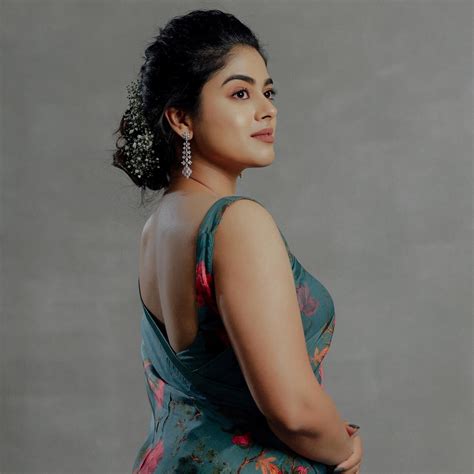 கன்னக்குழி அழகை காட்டி மயக்கும் சிம்பு பட நடிகை ரசித்து பார்க்கும்