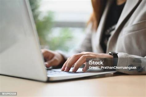 근접 촬영 사업가 손 노트북 키보드 타이핑 이메일 응답 또는 정보 검색 25 29세에 대한 스톡 사진 및 기타 이미지 25 29세 검사 보기 검색 Istock