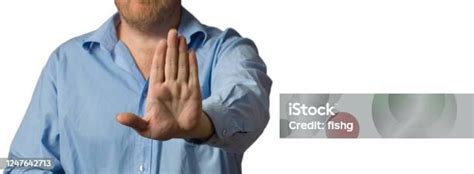 파란 셔츠를 입은 뚱뚱한 남자를 알아볼 수 없는 것은 부인하는 제스처로 열린 손을 보여줍니다 흰색으로 분리 가장자리에 대한 스톡