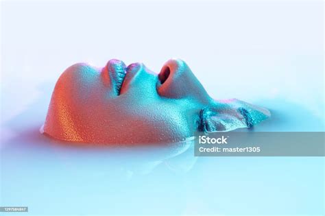 블루 핑크 네온 빛에 부드러운 빛나는 우유 목욕에 아름 다운 여성 얼굴 분홍에 대한 스톡 사진 및 기타 이미지 분홍 웰빙 젖은 Istock