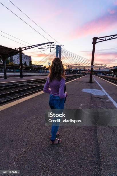 2022년 루마니아 부쿠레슈티의 기차역에서 사진을 찍고 있는 젊은 여성 건축에 대한 스톡 사진 및 기타 이미지 건축 교통수단 기관차 Istock