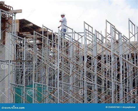 Metal Scaffolding Was Used As A Temporary Structure To Support Slab Metal Scaffolding Was Used As A Temporary Structure To Support Slab