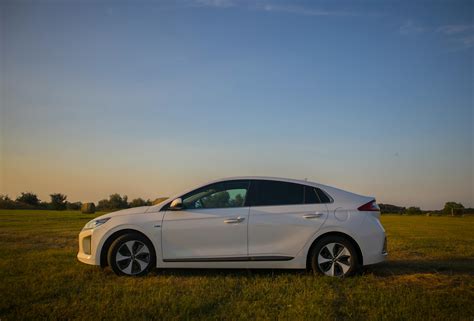 집 밖의 경치 경치가 좋은 교통 기술 기후 변화 깨끗한 힘 도로 들판 바퀴 세단 시골 여행 운송 수단