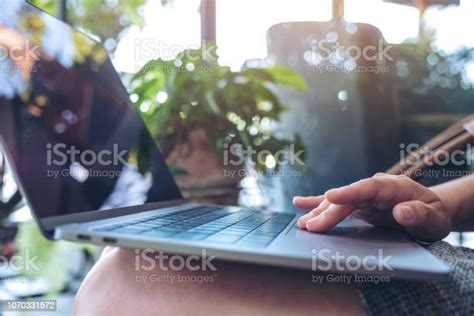 사용 하 고 야외에 앉아있는 동안 노트북 터치 패드에 감동 한 여자의 손의 근접 촬영 이미지 금융에 대한 스톡 사진 및 기타 이미지 Istock