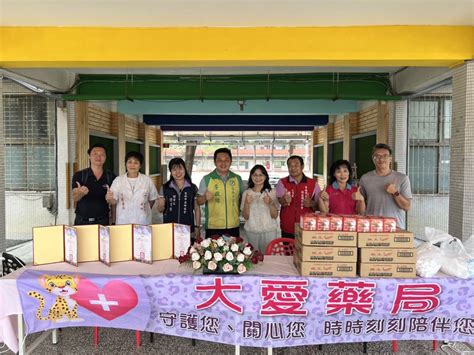 藥師公會、大愛藥局捐贈滅蚊物資給新興國中 陪同的李啟維議員建議防疫人員加強公墓的巡視