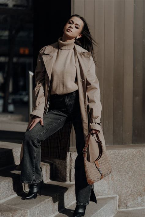 가방 가을 옷 가을 패션 갈색 핸드백 거리 스타일 거리 패션 계단에서 포즈를 취하다 도시 도시 배경 도시 설정 도시 풍경 도시의 도시의 삶 모델